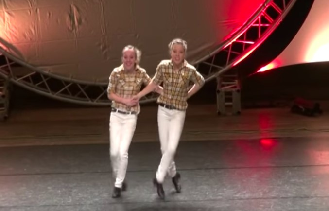 WATCH : This Unusual Dance Routine by Two Girls Had the Entire Crowd On ...